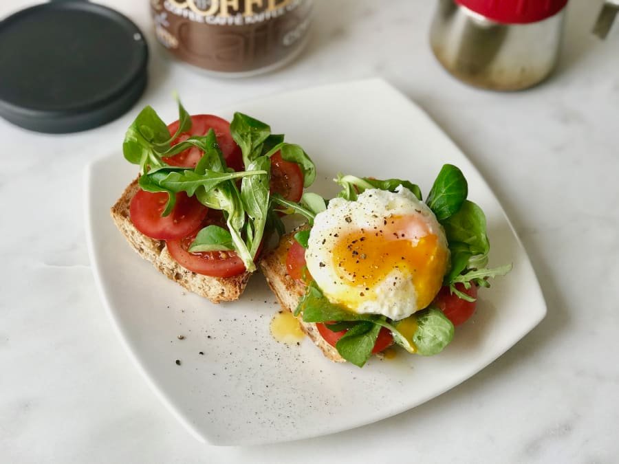 Pan con huevos al horno y rúcula - RecetasSabrosas.com